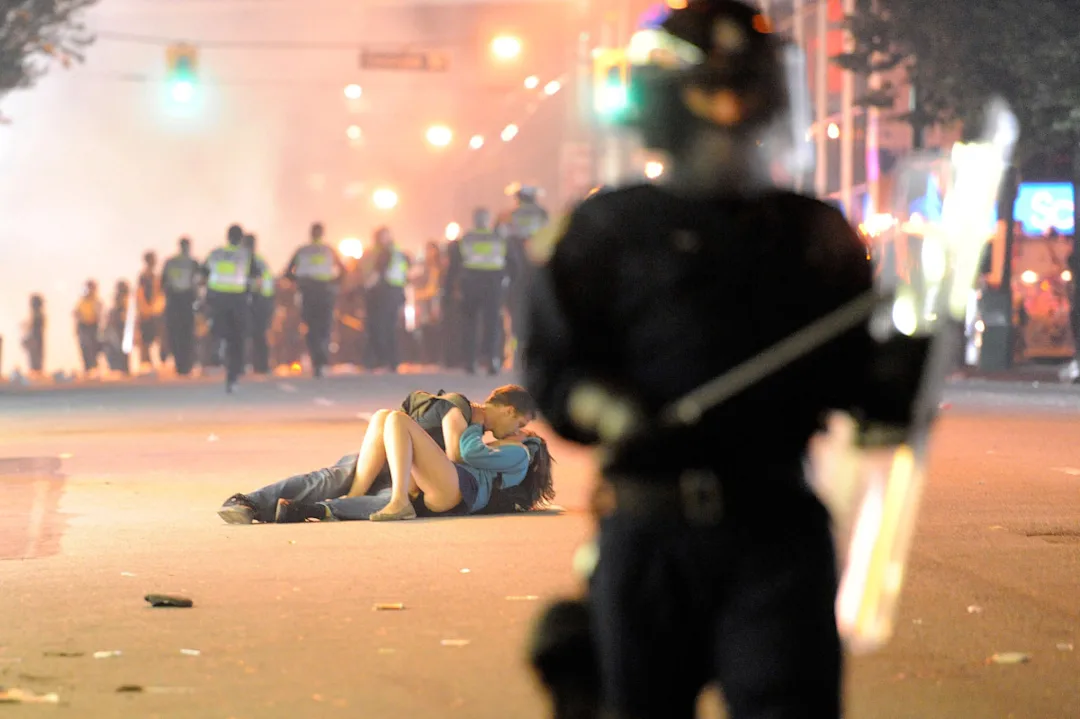 WePresent | Richard Lam’s “Vancouver Riot Kissing Couple”
