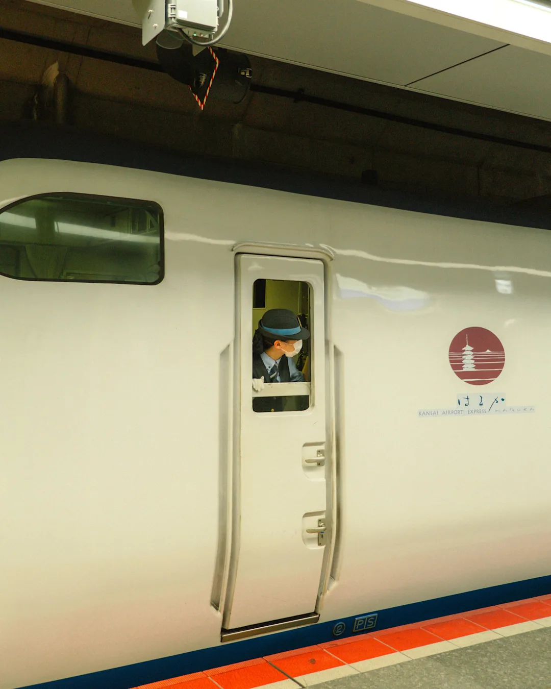 WePresent | Victor Cheng’s playful photos of Japan’s train conductors