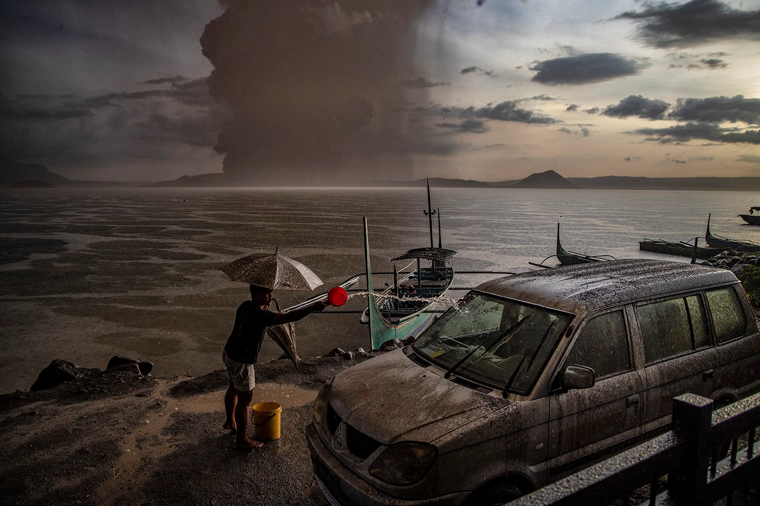 WePresent | Ezra Acayan photographs the Taal volcano eruption