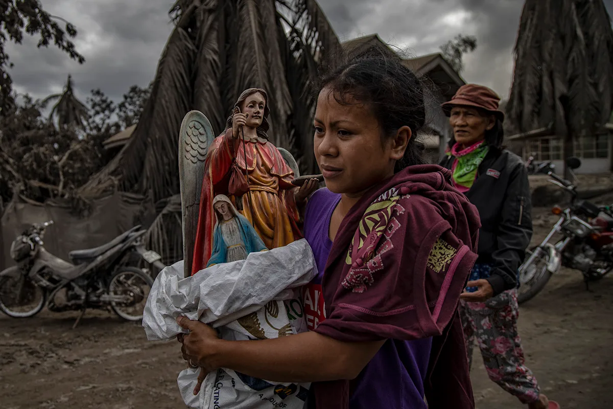 WePresent | Ezra Acayan photographs the Taal volcano eruption