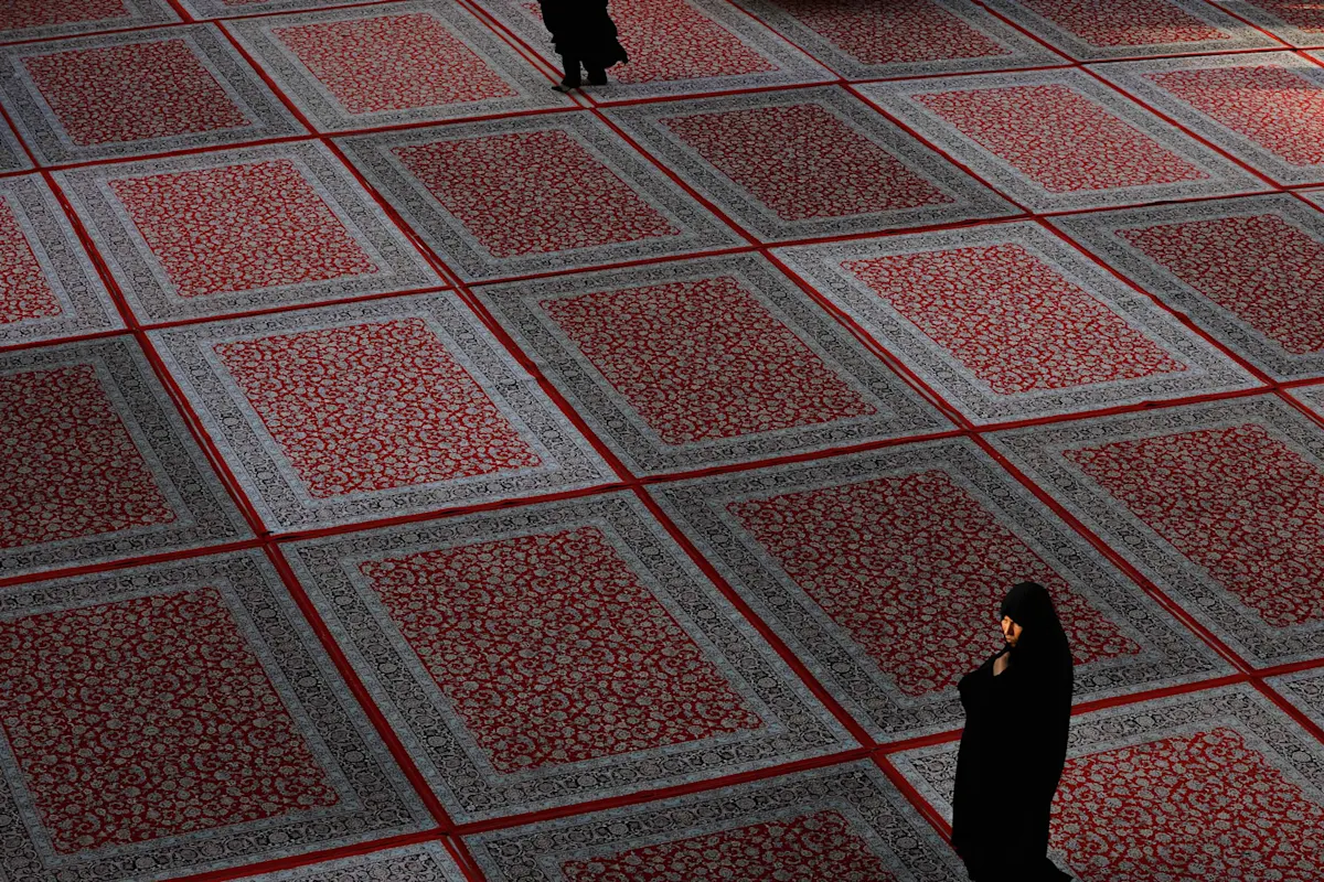 WePresent | Abbas Raad’s photographs of religious worship in Iraq