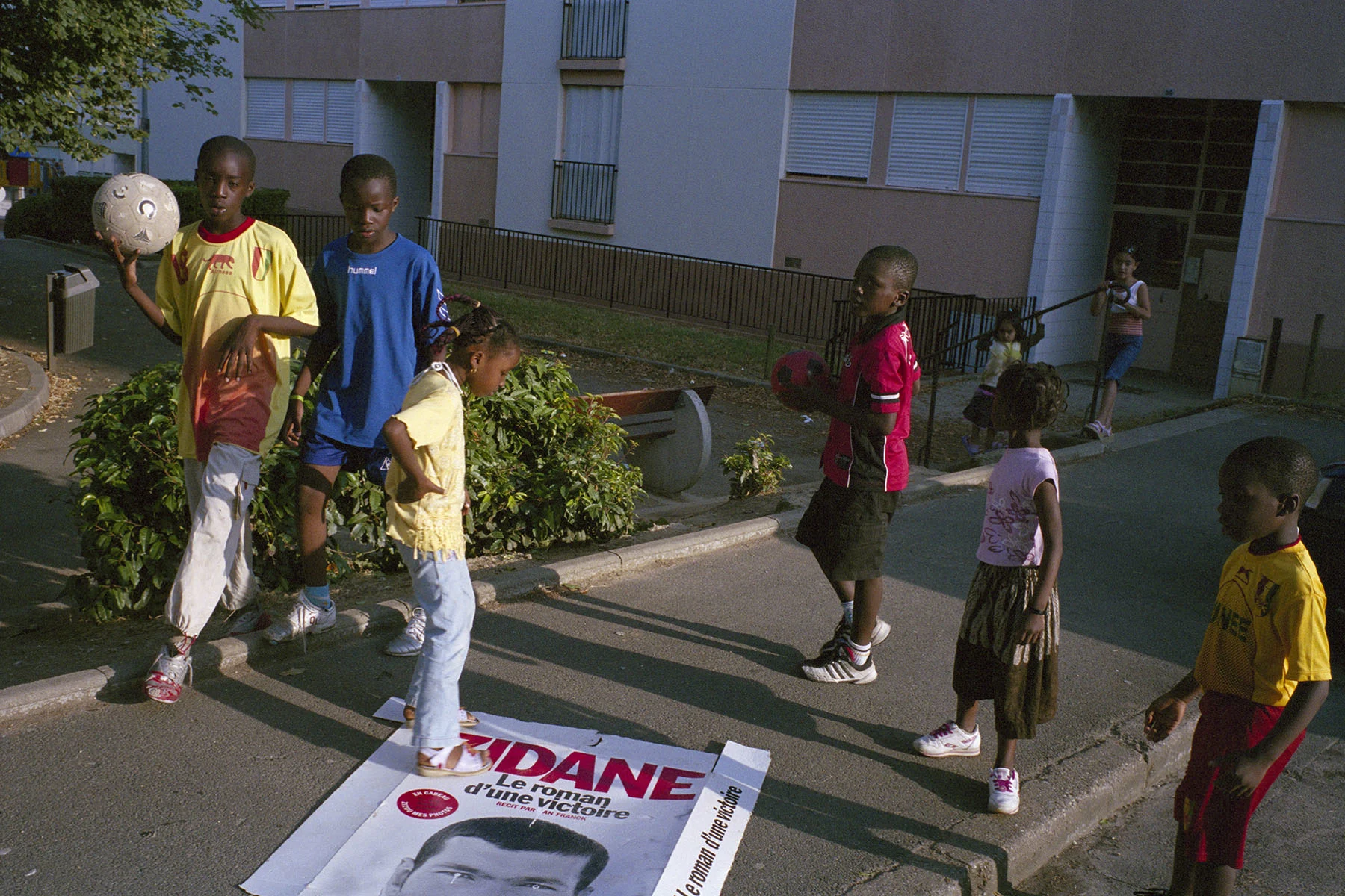 WePresent | Simon Wheatley’s photos of France’s banlieues in 2005