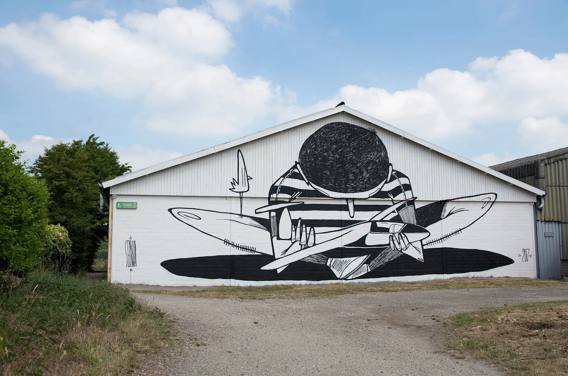 WePresent | Alex Senna’s leaves monochrome murals wherever he goes