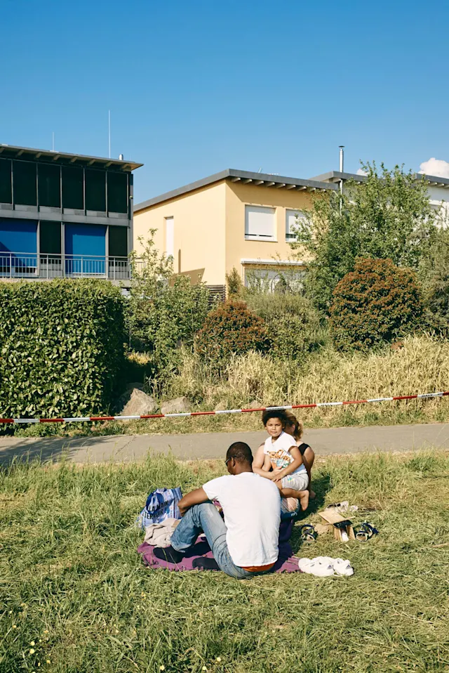 WePresent | Roland Schmid photographs lovers separated by lockdown