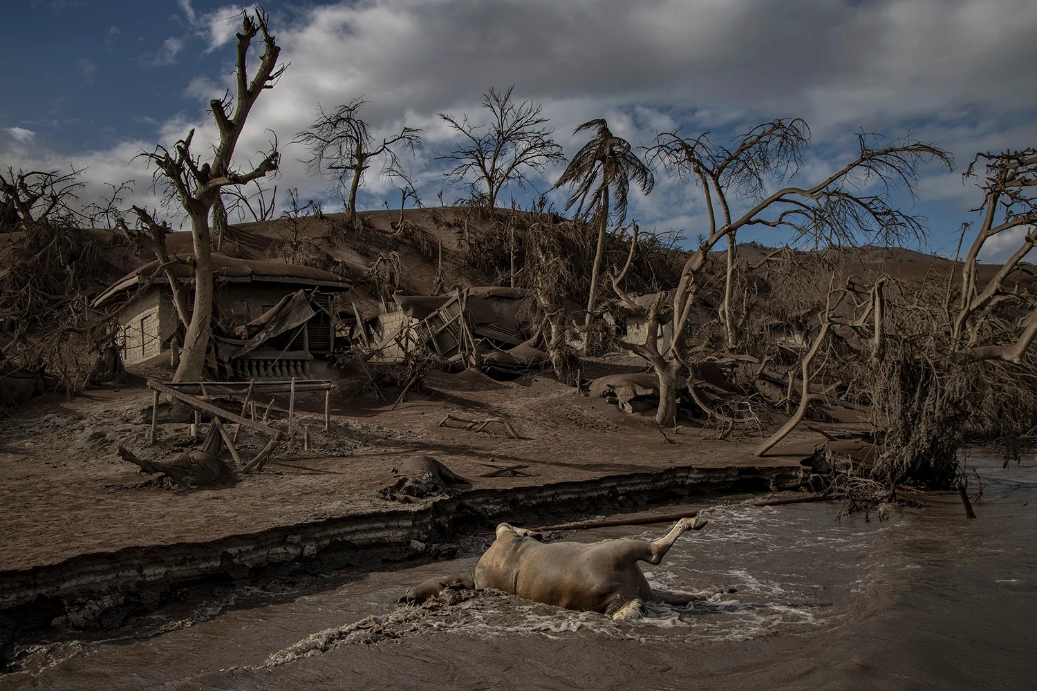 WePresent | Ezra Acayan photographs the Taal volcano eruption