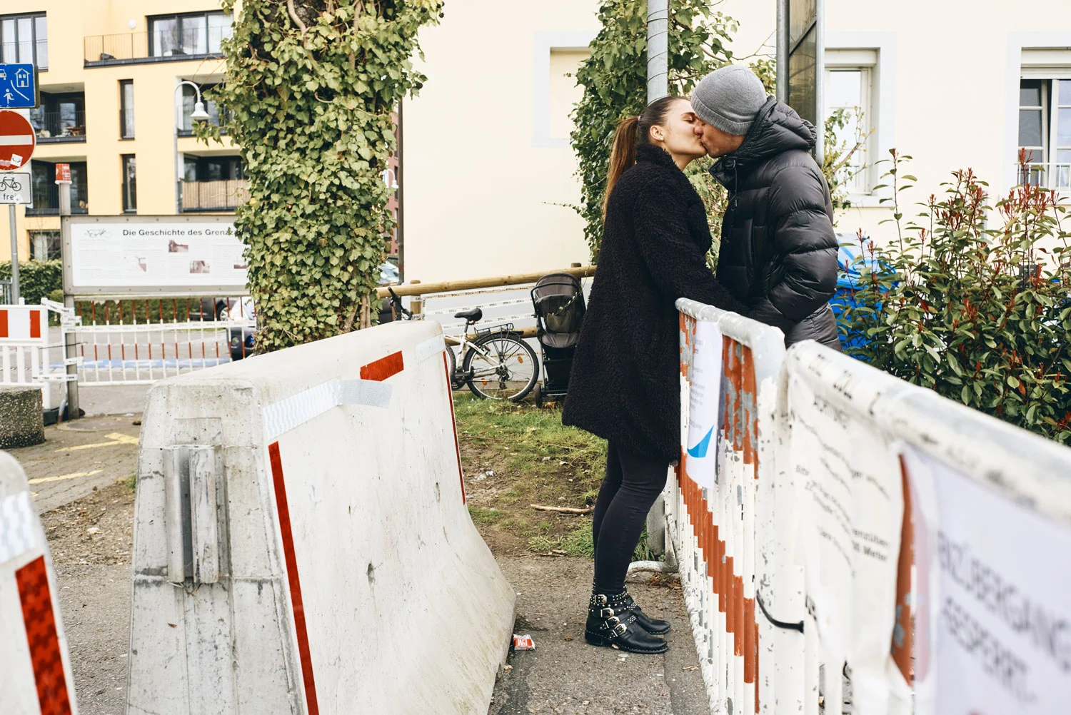 WePresent | Roland Schmid photographs lovers separated by lockdown