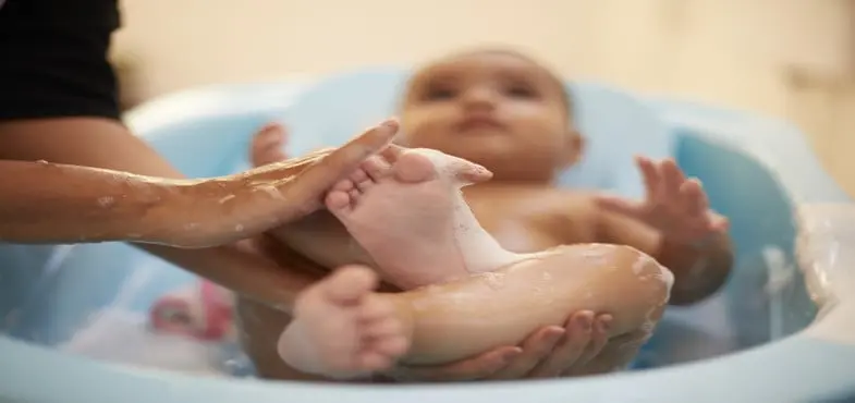 Baby Sponge Bath | Sponge Bathing A Newborn | Johnson's® Baby India