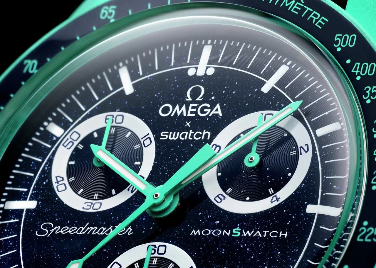 The Bioceramic MoonSwatch 系列呈現太空中看到的地球。 - Swatch Ltd