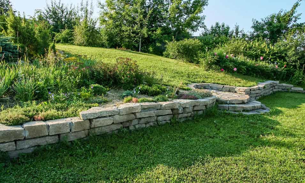 11 idées d'aménagements d'un jardin en pente - Jardiland