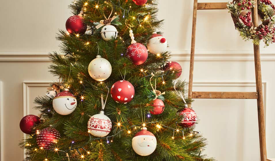 10 idées déco pour un sapin de Noël rouge et blanc - Jardiland
