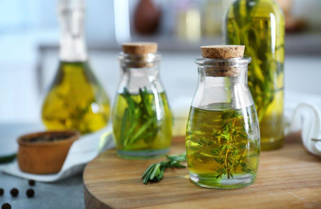 6 recettes pour aromatiser son huile d'olive avec les récoltes du ...