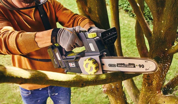 Comment bien choisir sa tronçonneuse ? - Jardiland