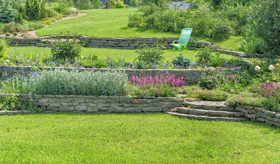 11 idées d'aménagements d'un jardin en pente - Jardiland