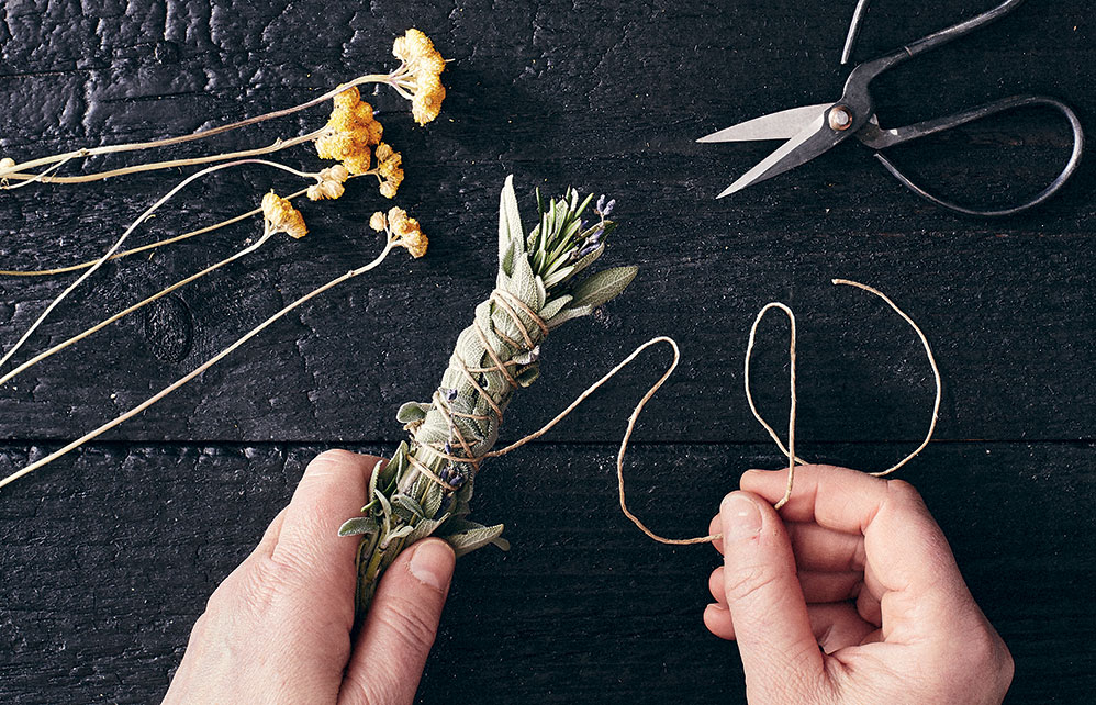 Des bâtons de fumigation avec les herbes du jardin - Jardiland