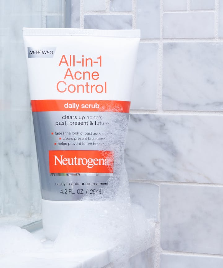 All-in-1 Acne Control Daily Face Scrub | Neutrogena®
