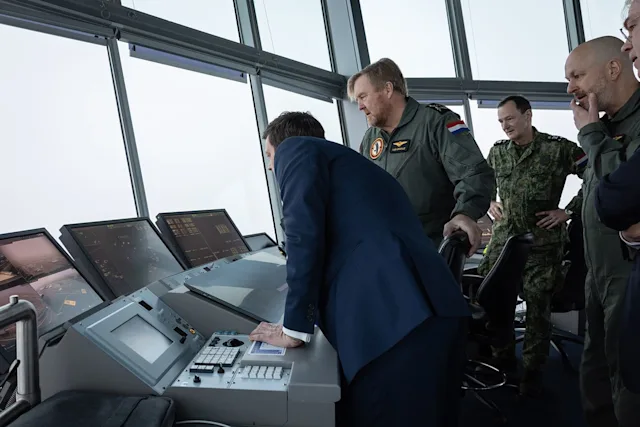 King Willem-Alexander visits successful F-35 training at Schiphol