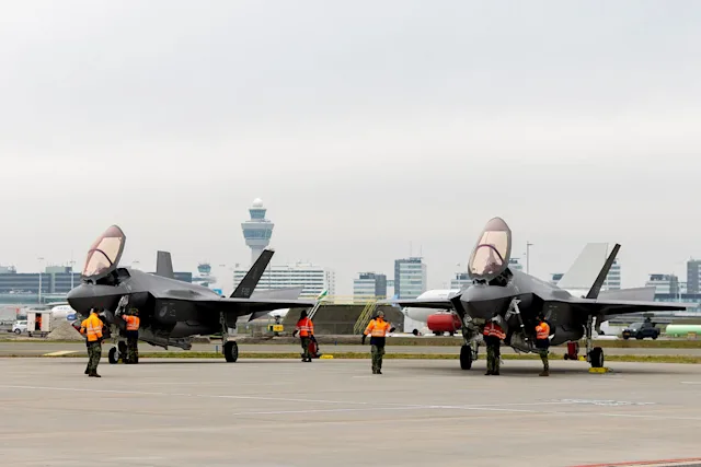 King Willem-Alexander visits successful F-35 training at Schiphol