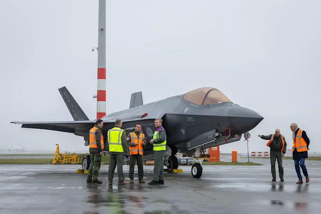 King Willem-Alexander visits successful F-35 training at Schiphol