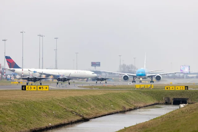 King Willem-Alexander visits successful F-35 training at Schiphol