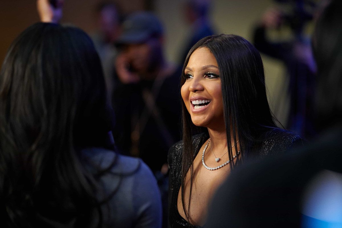Toni Braxton Bares It ALL In New Photos, Says She's 'Getting Her Booty ...