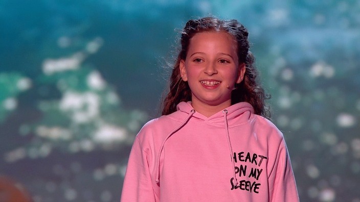 Marvellous magician Issy stuns crowd with incredible trick! | Britain's ...