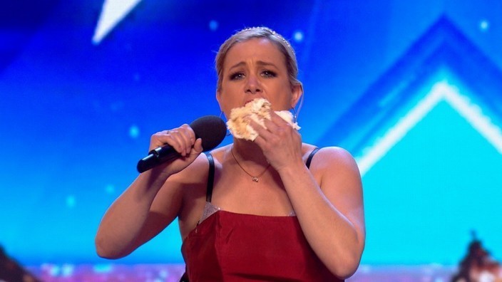 FIRST LOOK: Sensational opera singer STUFFS HER FACE WITH CAKE ...