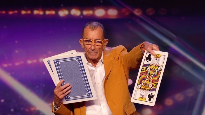 MARVELLOUS MAGICIAN Roger Fabulous is FABULOUSLY FUNNY! | Britain's Got ...