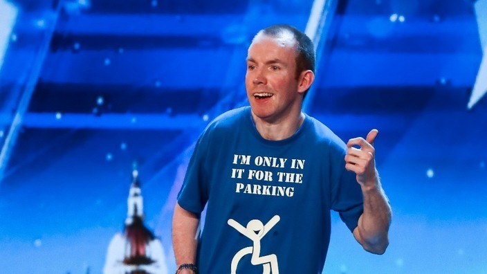 Lost Voice Guy has the audience ROARING with unique comedy routine ...