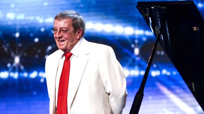 Piano player Colin Henry uses his head | Britain's Got Talent