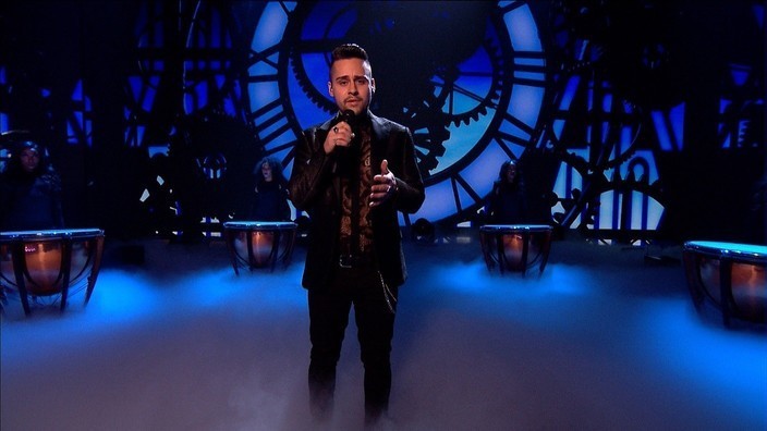 Rob King lights up the room with STUNNING performance of 'Memory ...