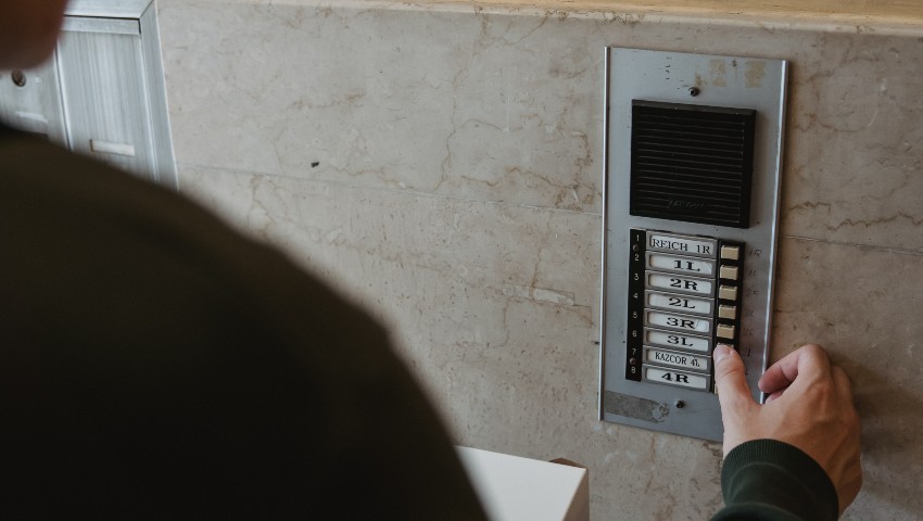 6 Tips for Keeping Your Apartment Secure - APOLLO Insurance