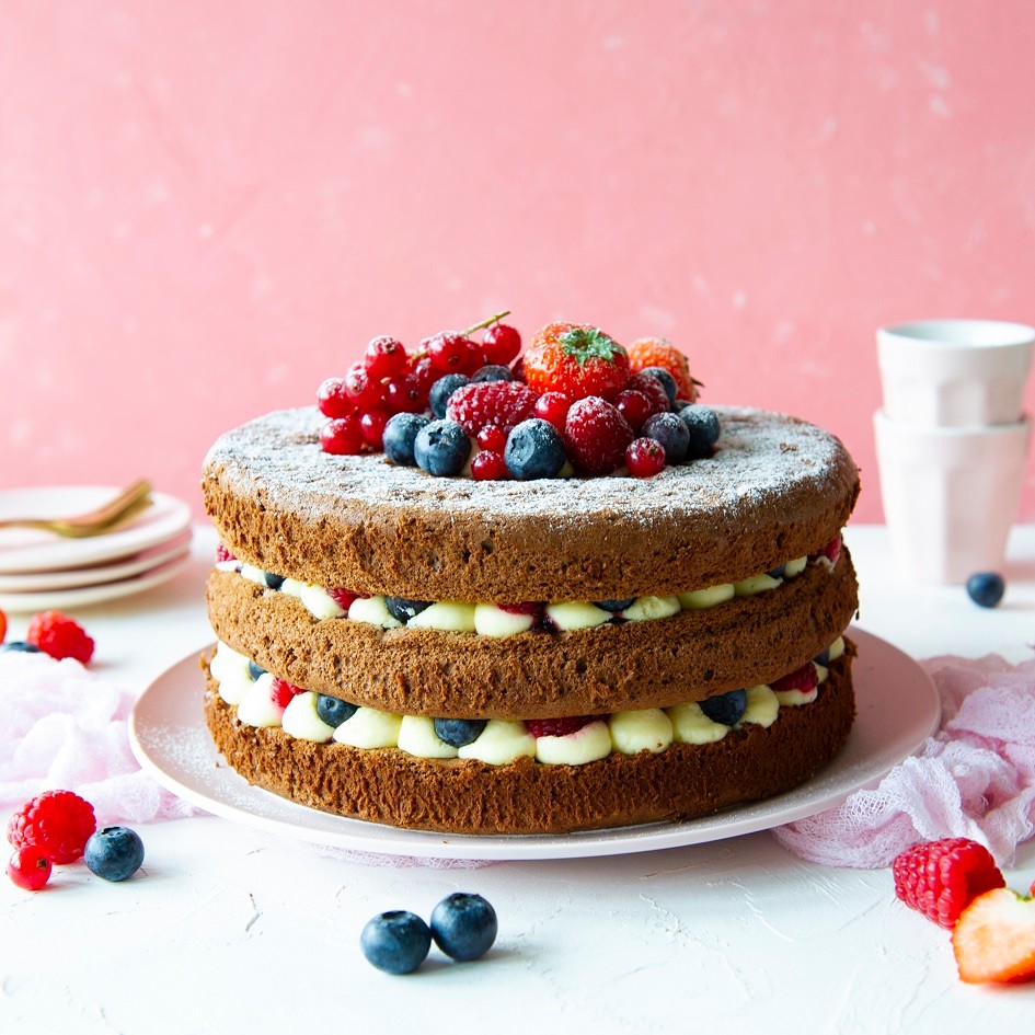 Chocolade valentijnstaart met rood fruit | Bakken.nl