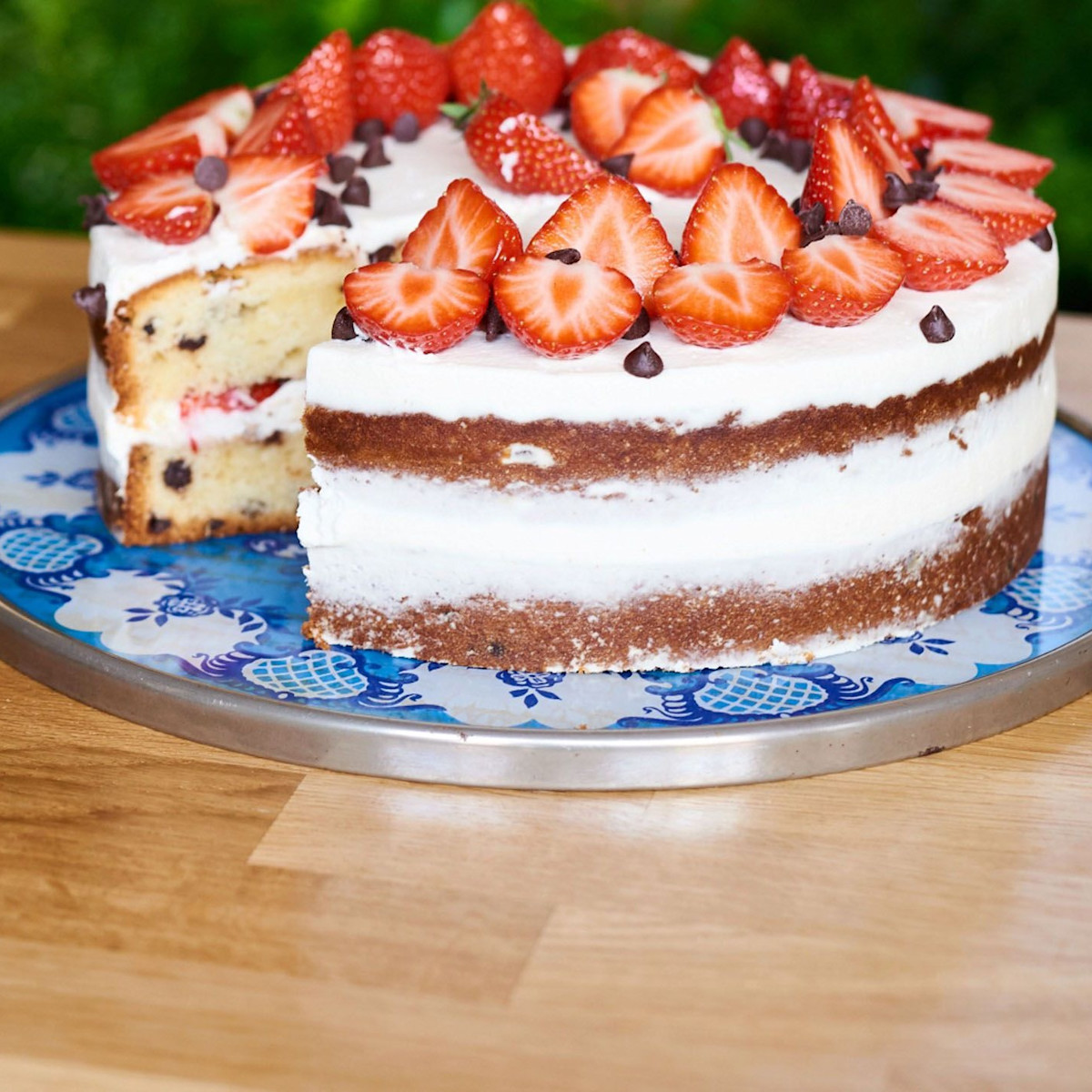 Stracciatella cake met aardbeien | Bakken.nl