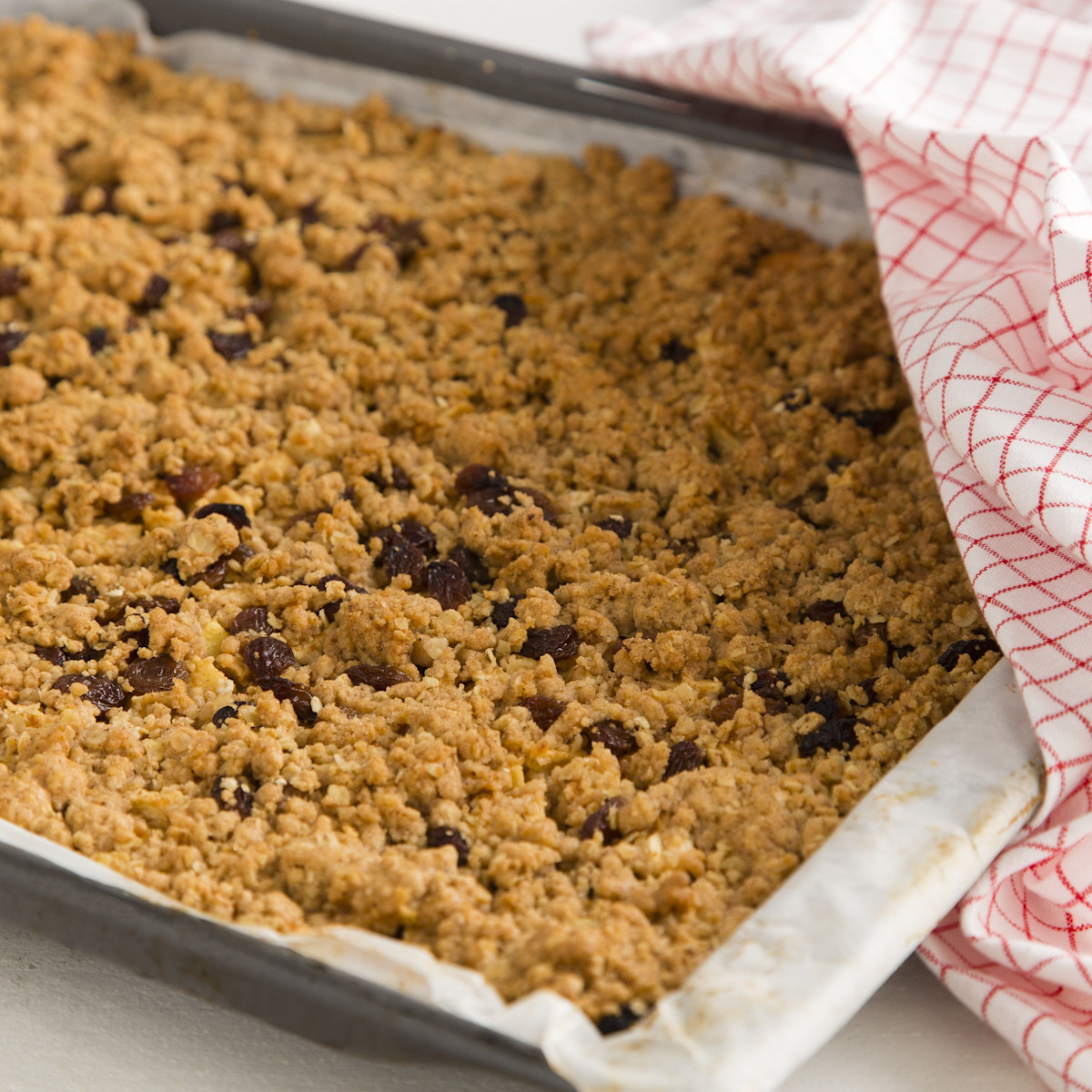 Kruimel-plaatkoek met havermout en appel | Bakken.nl