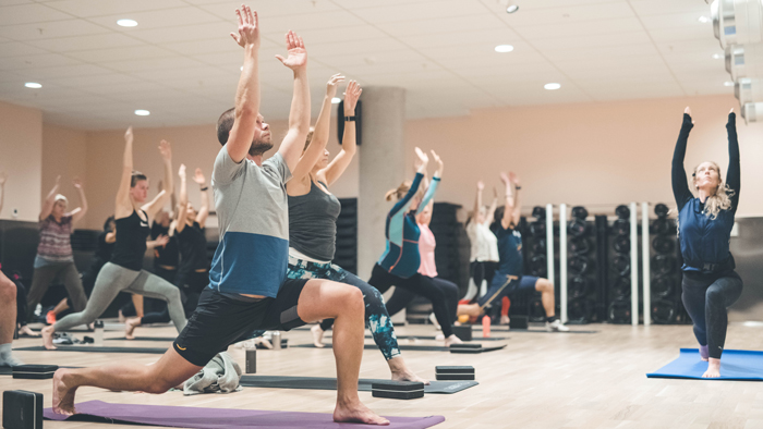 Delta Gruppträning Yoga Flow Sats Sats