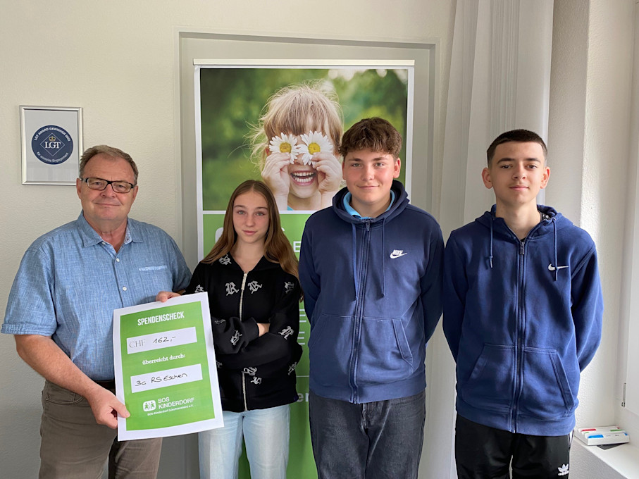 Zustellung des Schecks Realschule Eschen