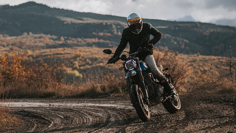 Matrix Resurrecciones - Vuelve a la fuente con Scrambler Ducati