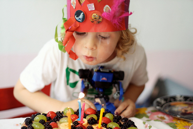 Heres How Much Bacteria You Spew On The Cake While Blowing Out