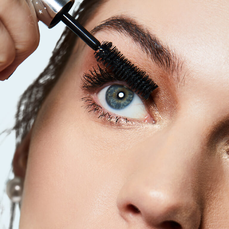 How to Apply Mascara like a Pro – Hacks, Tips & Tricks