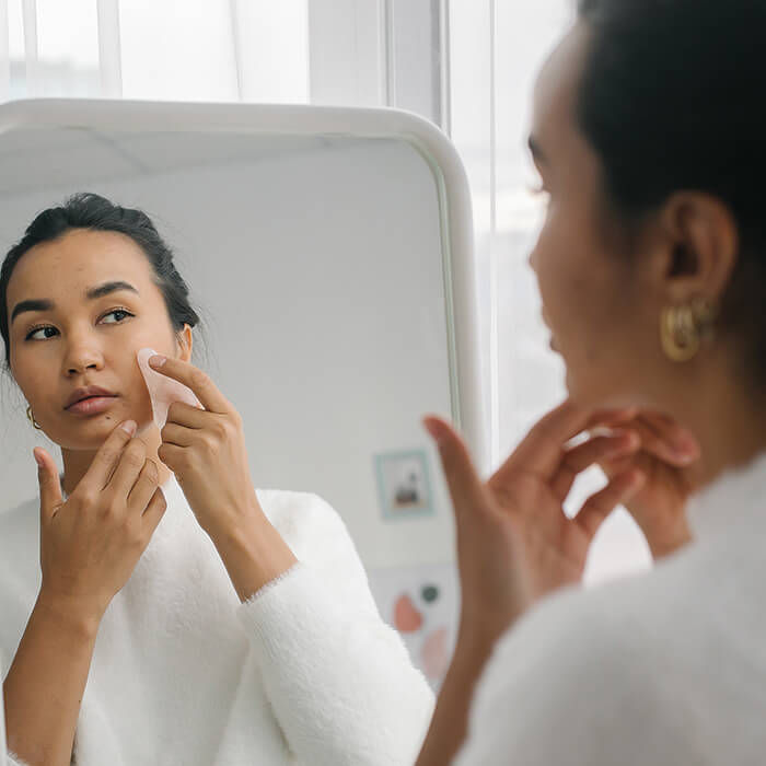 6 Major Benefits of Gua Sha According to an Esthetician