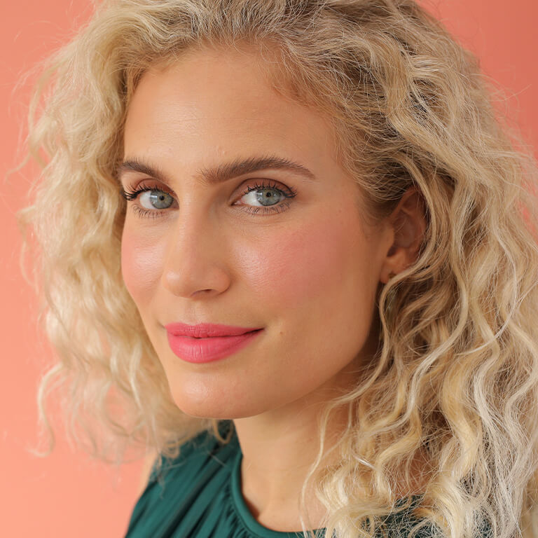 Feather Brow Trend: How to Get Feathered Brows + A Step-by-Step Guide