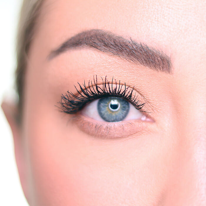 How to Curl Eyelashes: Pro Makeup Artist Tips for Curling Your Lashes