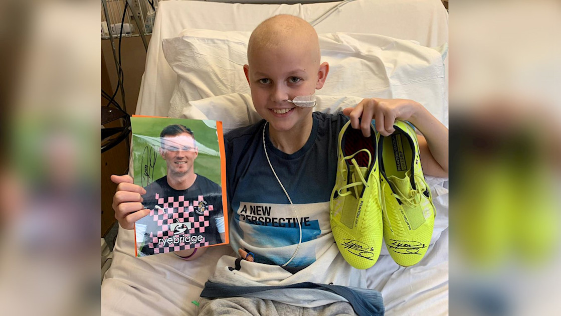 ALFIE GETS HIS HANDS ON TUNNICLIFFE'S BOOTS. - Luton Town FC
