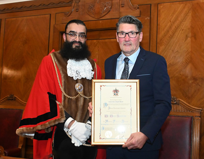 Mick Harford given the freedom of Luton - Luton Town FC