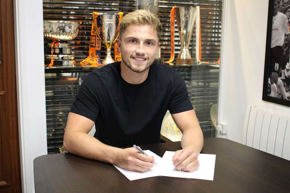HARRY ISTED SIGNS IMPROVED CONTRACT WITH THE TOWN! - Luton Town FC