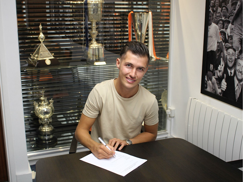 DAN POTTS PUTS PEN TO PAPER ON NEW HATTERS CONTRACT - Luton Town FC