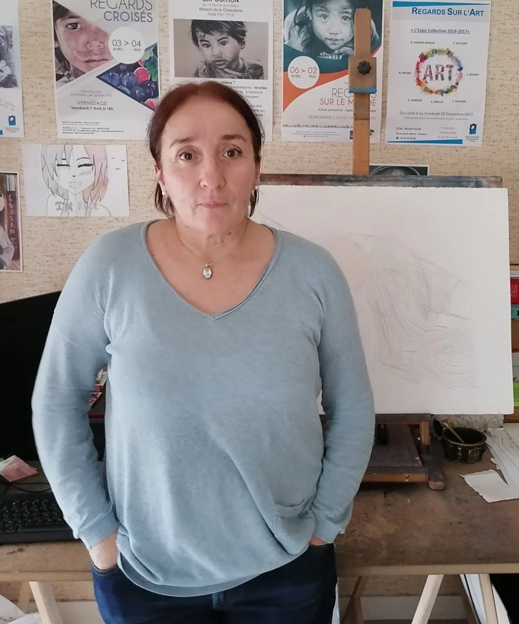 Portrait d'Agnès, une entrepreneure photographe financée par l'Adie à ...