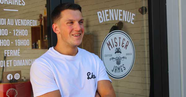 Léo, entrepreneur financé par l'Adie, a ouvert son salon de coiffure ...
