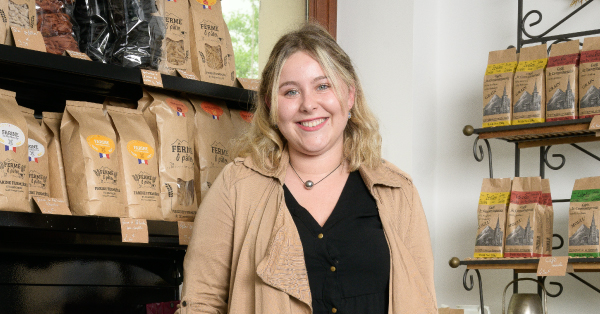 Chloé, 23 ans, ouvre une épicerie paysanne en Occitanie, avec l'aide de ...