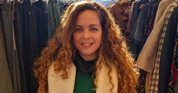 Nouria, entrepreneure financée par l'Adie Occitanie, ouvre sa friperie ...